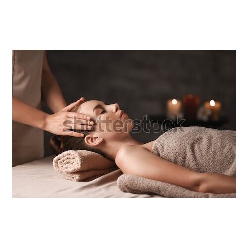 Постер на холсте Красивая девушка на сеансе расслабляющего массажа головы в спа-салоне 75см. x 50см.
