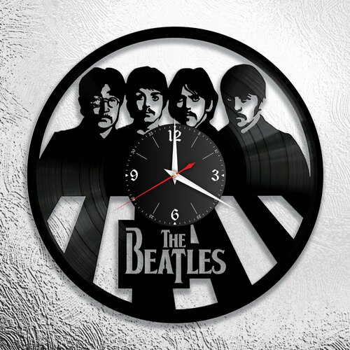 Настенные часы из виниловой пластинки с группой The Beatles