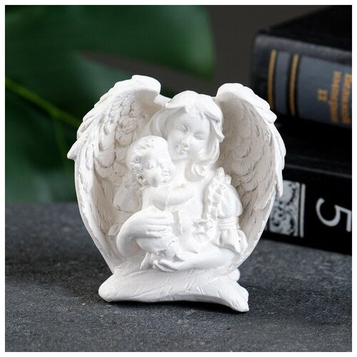 Фигура "Ангел с младенцем" перламутр, 7х7х4см