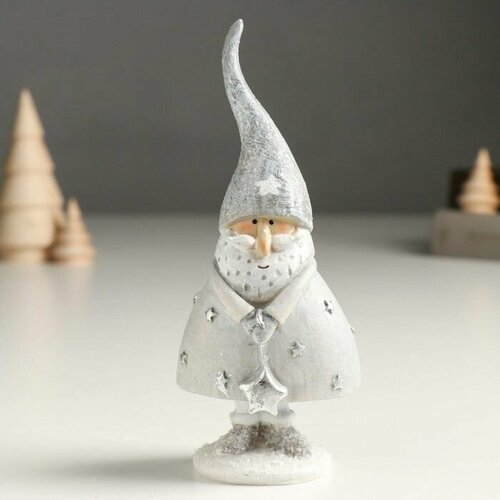 Сувенир полистоун Дед Мороз в серебристом наряде, со звёздочкой 5х6,5х15,5 см