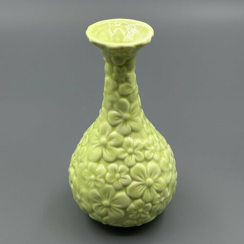 Миниатюрная ваза с тонким горлом, украшенная рельефным цветочным декором