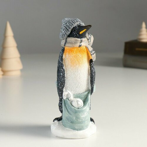 Сувенир полистоун Пингвин в шапке и шарфе с мешком подарков 6х6,5х15,5 см