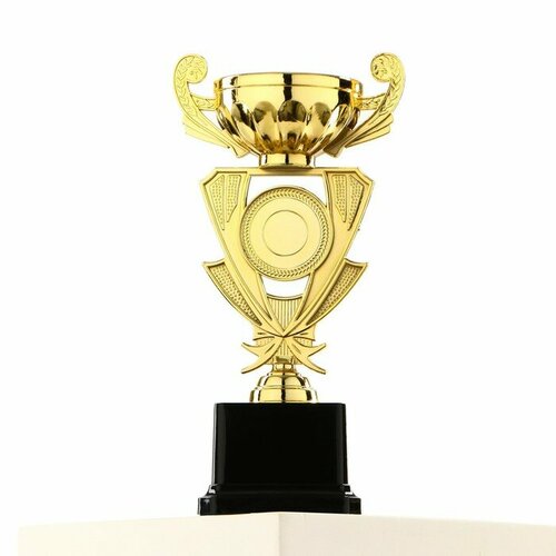 Командор Кубок 182C, наградная фигура, золото, подставка пластик, 21 × 10,7 × 7,5 см.