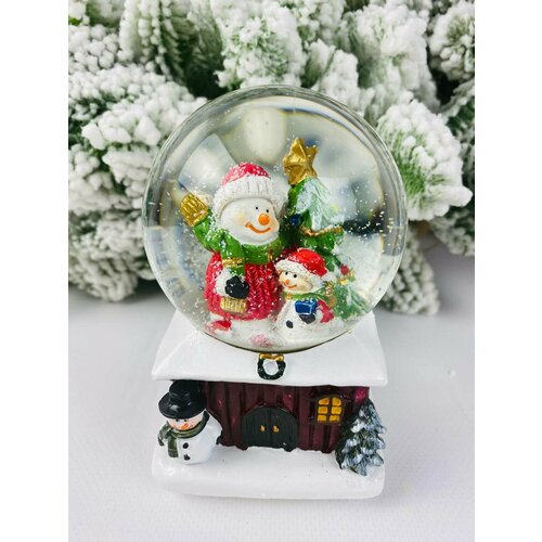 Новогодний сувенир 7160 Стеклянный шар "Снеговики у ёлочки" музыкальный, 3*ААА, 8*8*11,5 см
