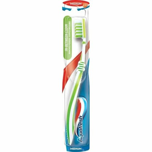 Зубная щетка Aquafresh In-Between Clean, средняя жесткость, цвет в ассортименте
