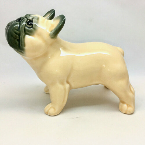 Статуэтка декоративная фарфоровая собака французский бульдог в стойке палевый