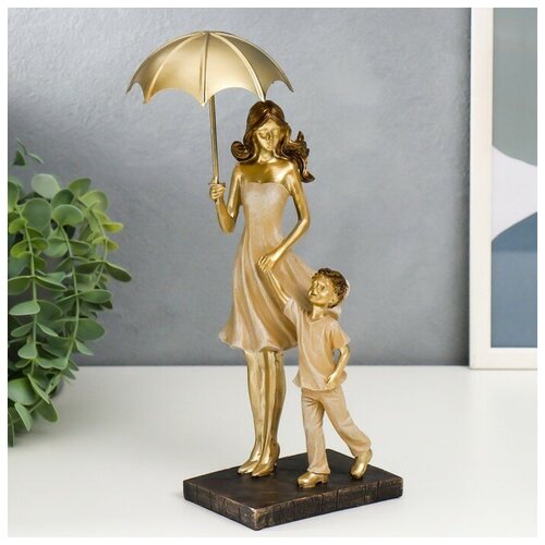 Сувенир полистоун "Мама с сыном на прогулке под зонтом" бежевый 28х11х8 см./В упаковке шт: 1