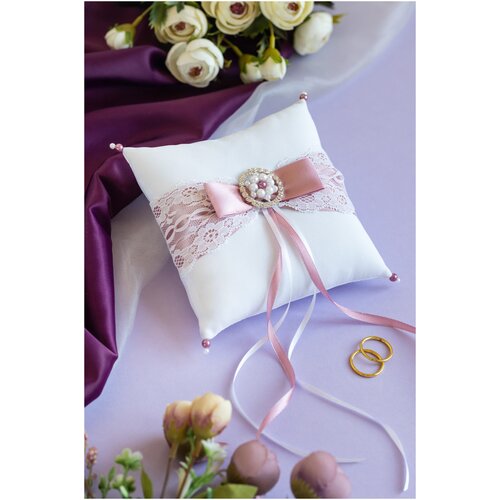 Большая подушечка для обручальных колец "Анжелика" с розовыми атласными лентами, белым кружевом, брошью из жемчужных бусин