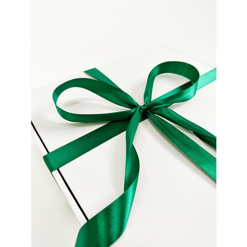 Белая подарочная коробка Gilev 32x32x12 см с наполнителем и зеленой лентой