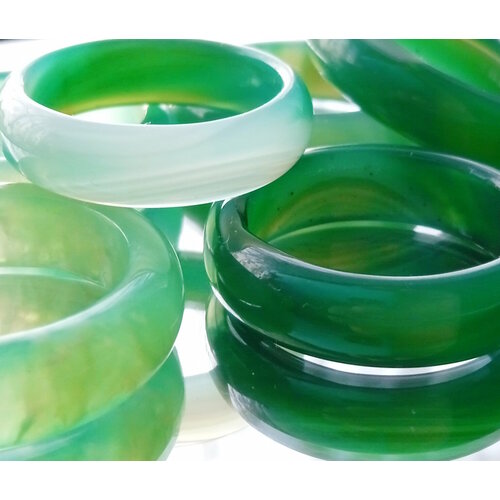Кольцо Кольцо Агат Зеленый Изумрудный гладкий цельный камень, талисман счастья и благополучия, агат, размер 17, зеленый