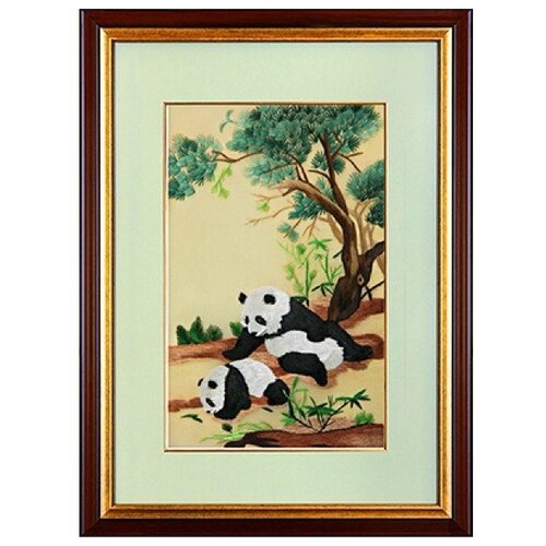 Картина вышитая шелком Панды на лесной опушке ручной работы /см36х44х3/багет+паспарту