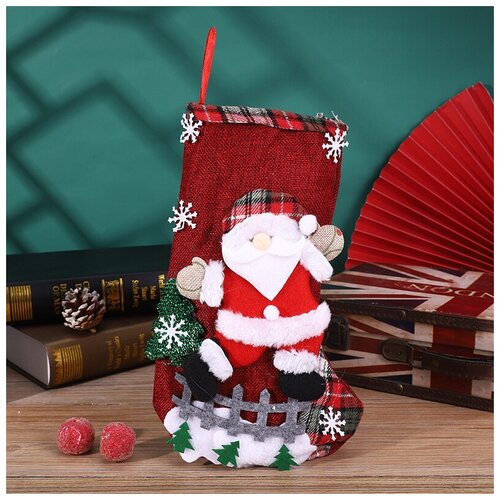 Новогоднее праздничное украшение "Рождественский чулок для конфет с Дед Морозом"
