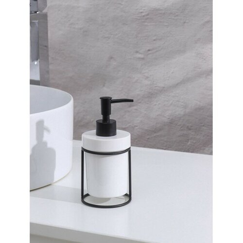 Дозатор для жидкого мыла на подставке SAVANNA «Геометрика», 250 мл, 16×7,8 см, цвет чёрно-белый