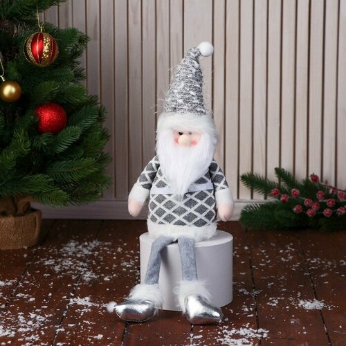 Зимнее волшебство Мягкая игрушка "Дед Мороз в костюме с ремешком" 15х39 см, бело-серый