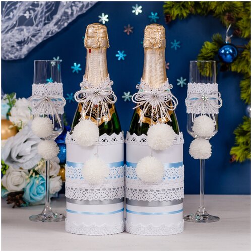 Свадебный декор для шампанского молодоженов "Зимние мотивы" в виде двух тубусов из плотного картона с белым кружевом, голубой атласной лентой и пушистыми помпонами