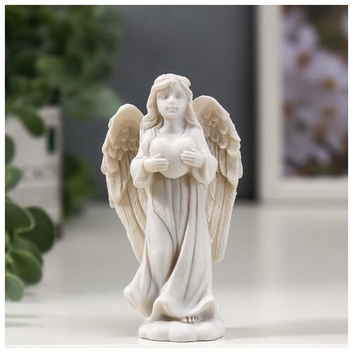 Сувенир полистоун Ангел-хранитель с сердцем 9х5х2,5 см