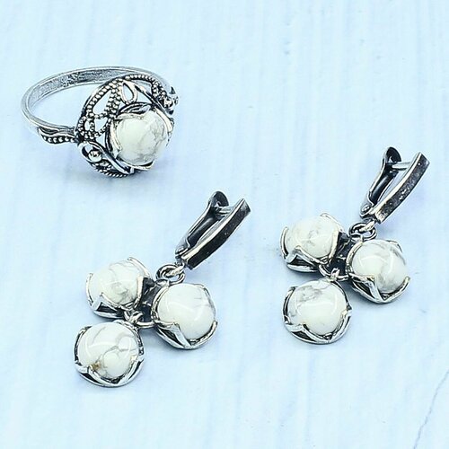 Комплект бижутерии Комплект посеребренных украшений (серьги + кольцо) с кахолонгом: серьги, кольцо, искусственный камень, размер кольца 21, белый