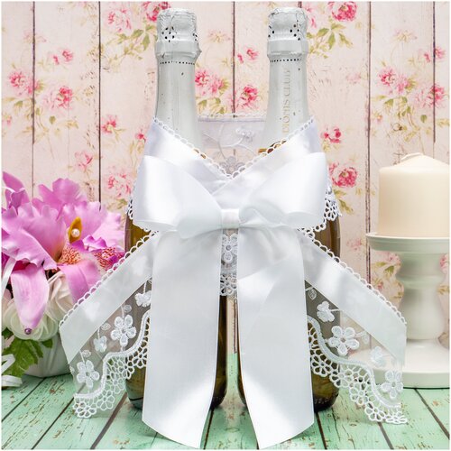 Роскошный свадебный бант для двух бутылок шампанского молодоженов "Божена" из атласной ленты и белого кружева с вышитыми узорами