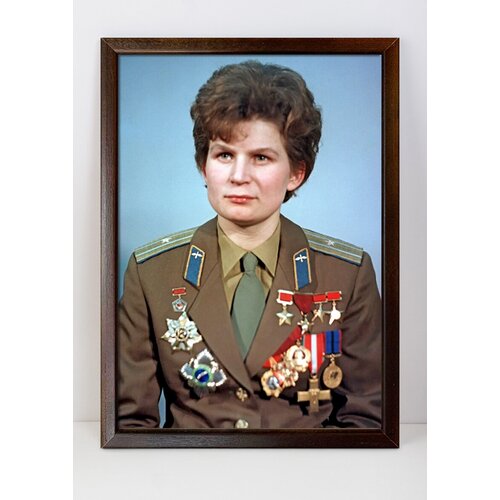 Портрет Терешковой В. В. в рамке под дерево / А-1 (60x80 см.)