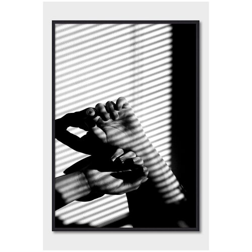 Черно-белый постер на стену для интерьера Postermarkt Руки, постер в черной рамке 40х50 см, постеры картины для интерьера в черной рамке