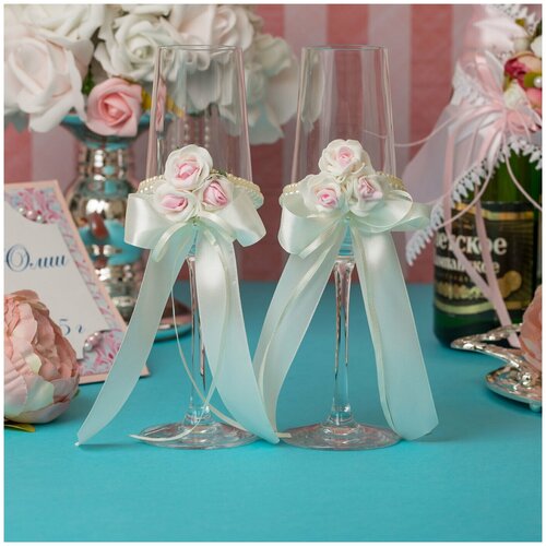 Свадебные бокалы для жениха и невесты "Аврора" с атласными бантами айвори, розовыми латексными розами и жемчугом, 2 штуки