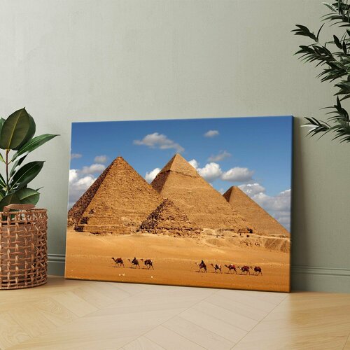 Картина на холсте (Группа людей верхом на верблюдах перед пирамидой) 30x40 см. Интерьерная, на стену.