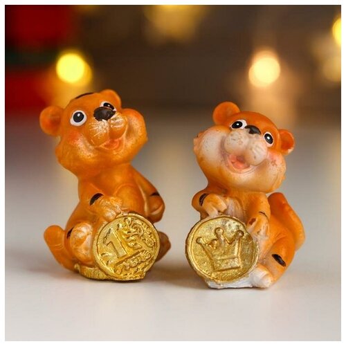 Сувенир полистоун "Тигруша с золотыми монетками" микс 4х2,5х3 см 6300692