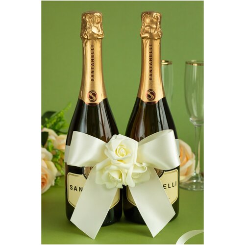 Украшение для двух бутылок шампанского жениха и невесты "Белые розы" в виде атласного банта айвори и латексных роз с жемчужными бусинами