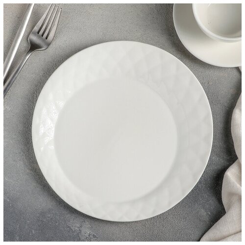 Тарелка фарфоровая десертная Блик, d-21 см, цвет белый