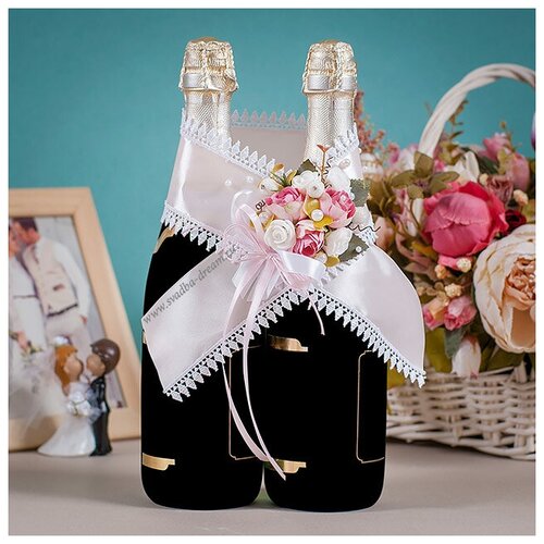 Бант для свадебного шампанского "Нежный букет" из атласной ленты розового цвета, белого кружева, искусственных роз и жемчужных бусин