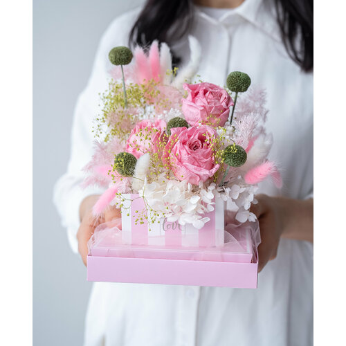 Авторский букет из сухоцветов и живых роз в прозрачной коробке "Романтические воспоминания"