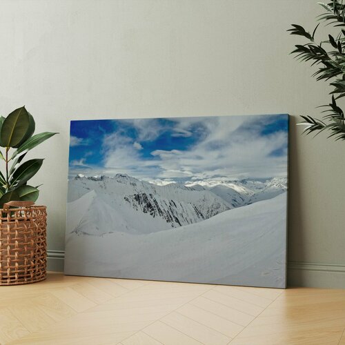 Картина на холсте интерьерная "Группа людей катается на лыжах по заснеженному склону" 50x70 см. На стену.
