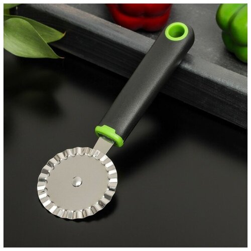 Нож для пиццы и теста ребристый Доляна Lime, 19×6 см, цвет чёрно-зелёный