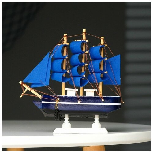 Корабль сувенирный малый «Стратфорд», борта синие с белой полосой, паруса синие, 4×16,5×16 см