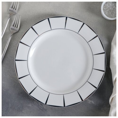 Тарелка фарфоровая обеденная «Аврора», d=27 см, цвет белый
