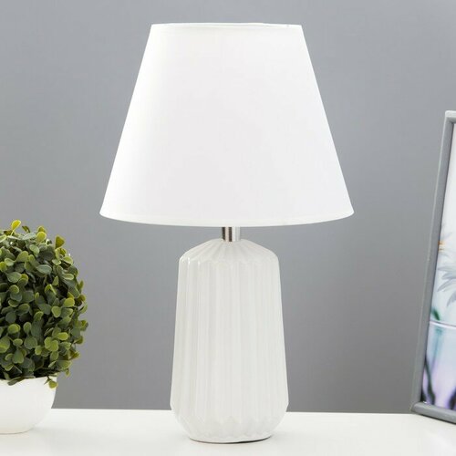 Настольная лампа "Люсен" Е27 40Вт Белый 20х20х40 см , 1 шт.