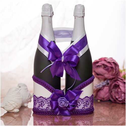 Декор для двух бутылок свадебного шампанского жениха и невесты - атласный бант на горлышко и подставка с кружевом, бантом, латексной розой в фиолетовой и белой гамме