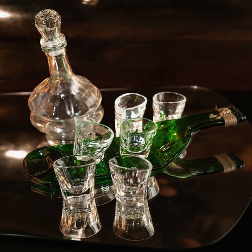 Подарочный набор - шесть стопок с гранями, круглый графин, блюдо (менажница) из зеленой винной бутылки серии Хмельное стекло