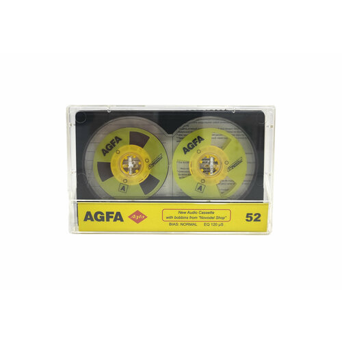 Аудиокассета "AGFA" с жёлтыми боббинками в чёрно-прозрачном корпусе