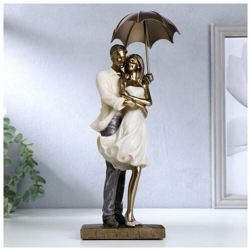 --- Сувенир полистоун романтика "Прогулка под зонтом" беж 30,5х9х11 см