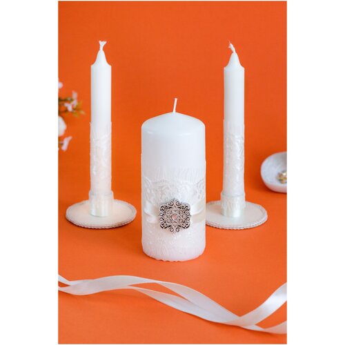 Набор свадебных свечей для семейного очага "Шарлиз" с декором из белого кружева и ажурной брошью со стразом в форме сердца