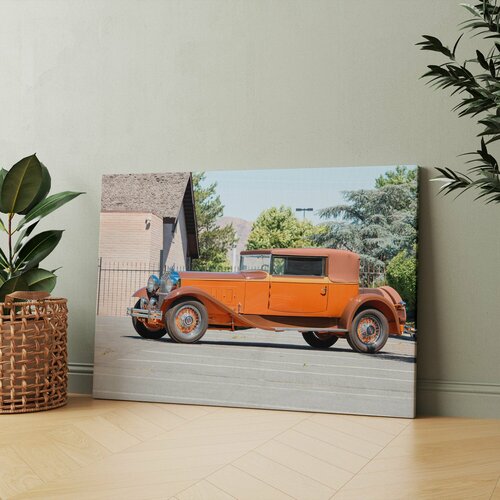 Картина на холсте "Оранжевый винтажный автомобиль, припаркованный на стоянке" 40x60 см. Интерьерная, на стену.