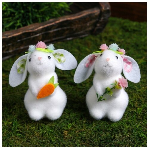 Сувенир пасхальный "Кролики с морковкой и цветочком" набор 2 шт 8х4,5х4,5 см