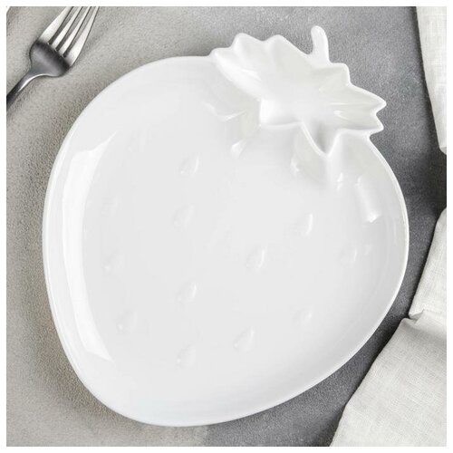 Блюдо фарфоровое с соусником Magistro "Бланш. Клубника", d=25 см, цвет белый