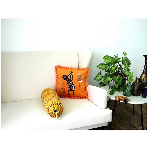 Подушка Декоративная с помпонами Африка Игра на кларнете на оранжевом фоне