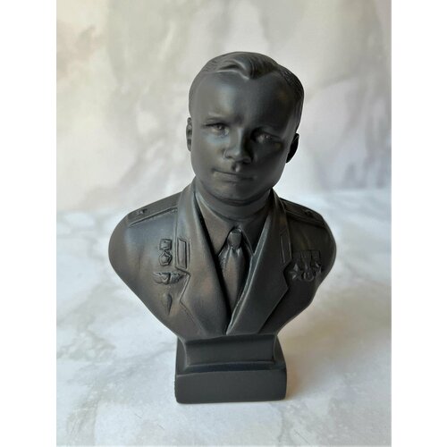 Статуэтка бюст лётчик-космонавт, известная личность Ю. А. Гагарин. Высота 11,5см. Гипс. Цвет черный.