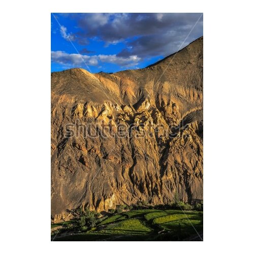 Постер на холсте Красивые рельефные горы с зелёной долиной у подножья в утреннем освещении 50см. x 75см.