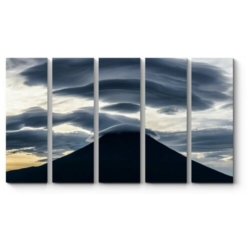 Модульная картина Линейные облака над горой 120x72