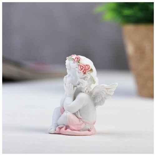 Сувенир полистоун "Малышка-ангел в платьице в розовом веночке сидит" 5,7х4,5х4,5 см