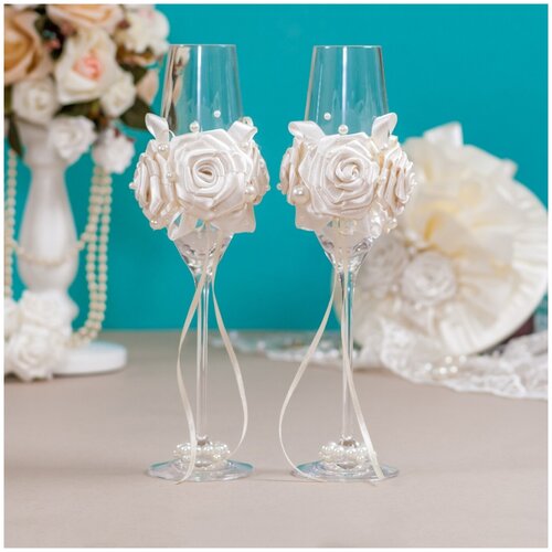 Свадебные бокалы для молодоженов "Портофино" с атласными розами айвори и жемчужными бусинами, 2 штуки